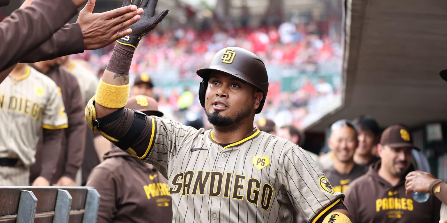 Luis Arraez records 4 hits in Padres' win over Reds