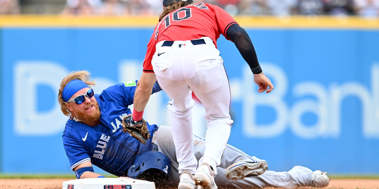 Justin Turner's helmet blocks tag