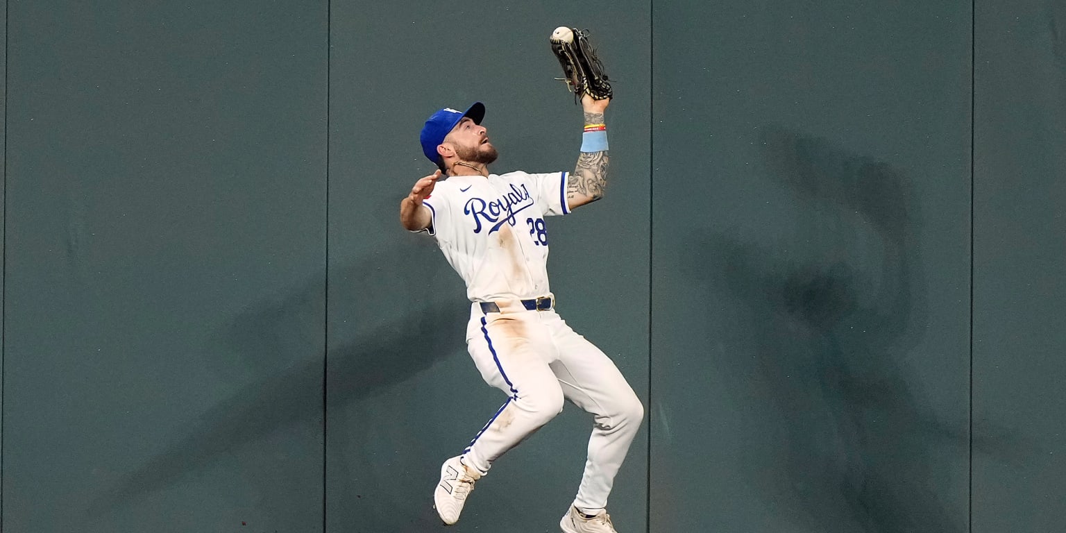 Kyle Isbel makes an incredible catch in Royals' win over Rays