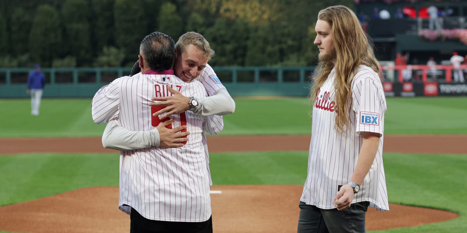 Roy Halladay's sons throw ceremonial first pitch to Carlos Ruiz