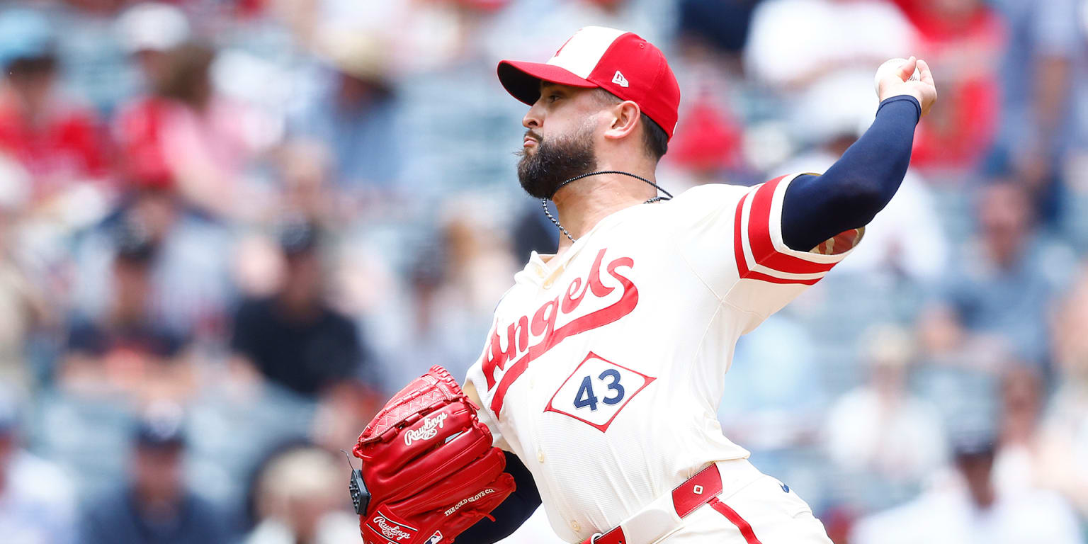 Patrick Sandoval pacta por dos años con Boston