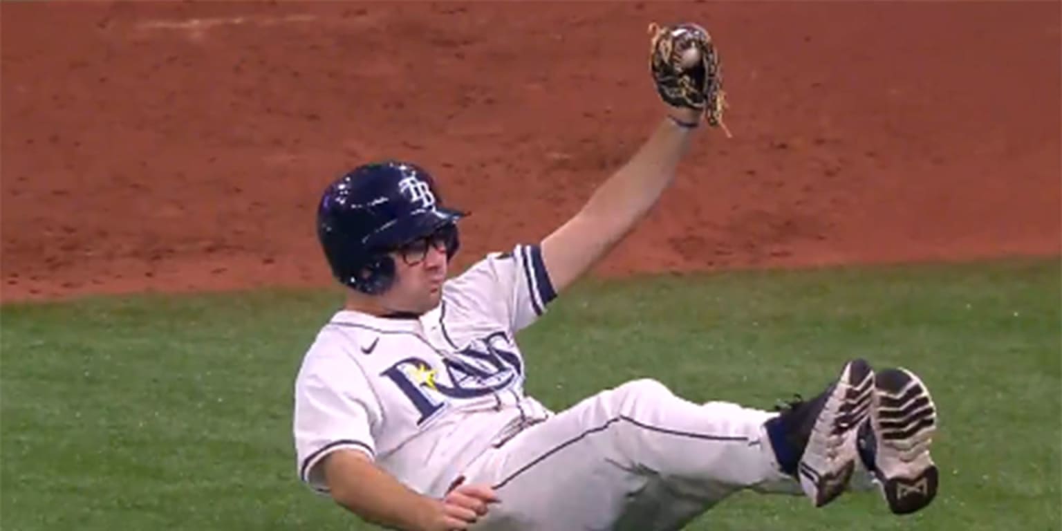 Rays ball boy makes diving play