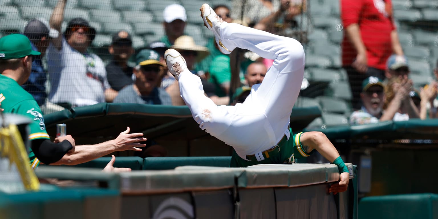 Jace Peterson flips over bullpen wall after spectacular catch