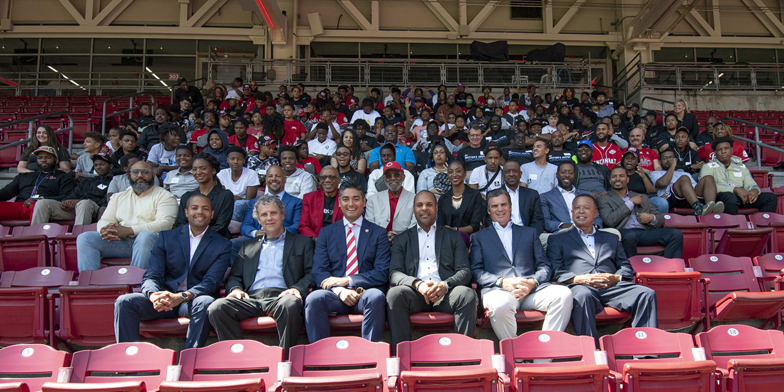 Barry Larkin continues work inspired by Roberto Clemente