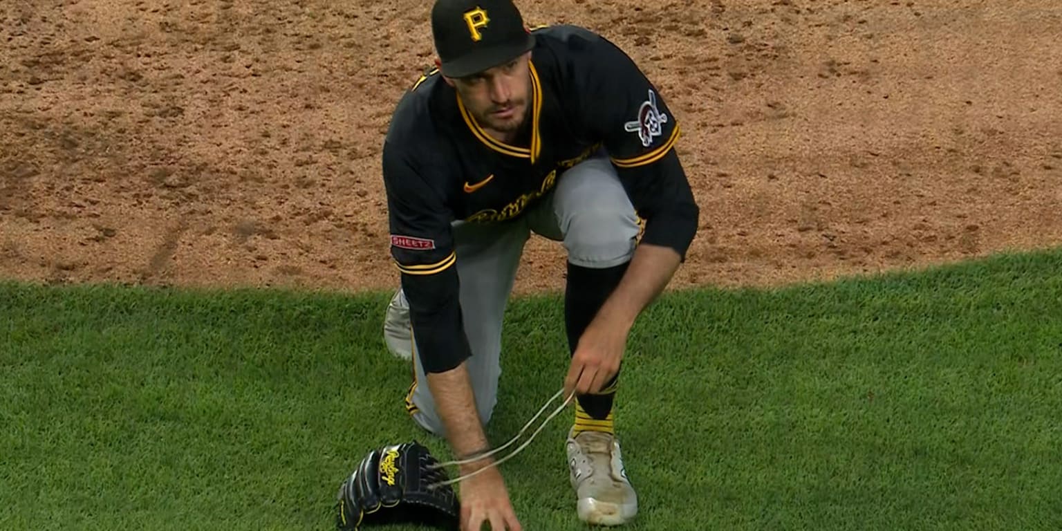 Andrew Heaney shows speedy shoelace skills at Wrigley Field