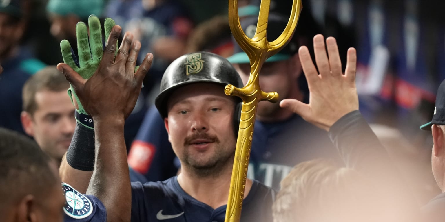 Cal Raleigh breaks Mariners single-season home run record