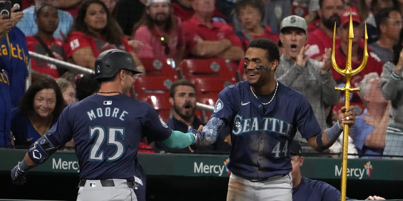 Mariners secure win over Cardinals in series opener