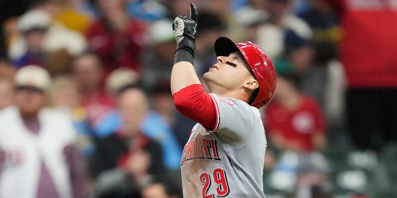 Reds hit four home runs to end offensive skid
