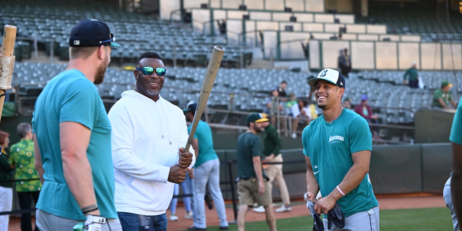 Ken Griffey Jr. visits Mariners clubhouse in Oakland