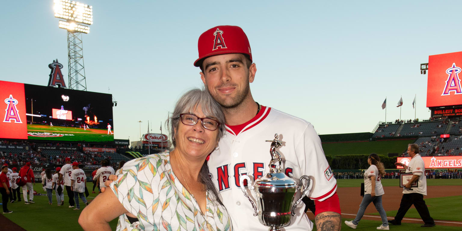 Zach Neto honors mom in Angels Mother's Day game