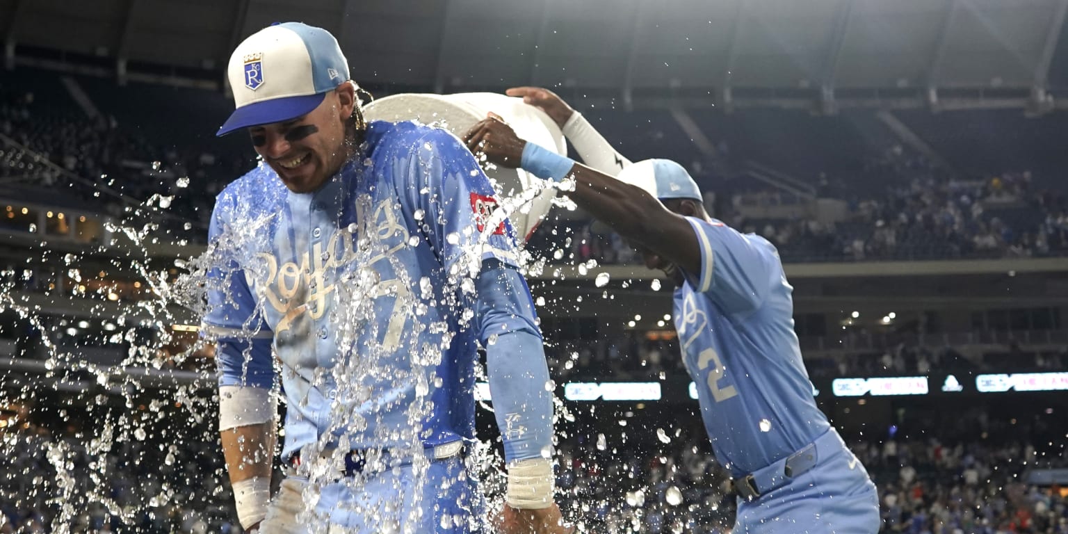 Bobby Witt Jr. hits game-winning 2-run home run vs. Tigers