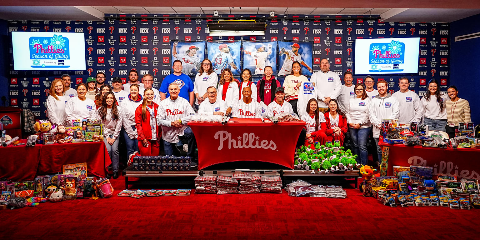 Phillies and SEI elves wrap presents for military families | MLB.com