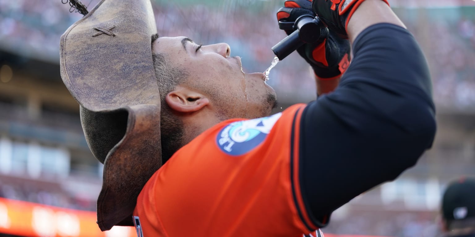 Samuel Basallo hits first Major League home run