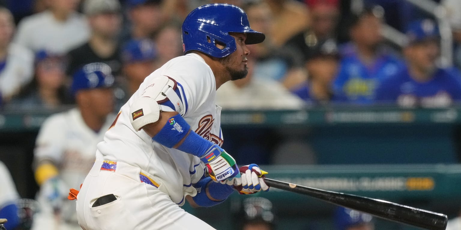 Olvida el 'bat flip': Luis Arráez estrena el 'Bat-Kiss' con Venezuela