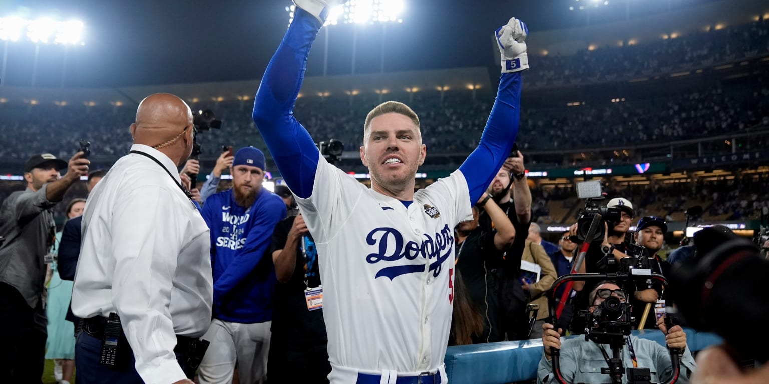 Freddie Freeman celebrates walk-off grand slam with father, family