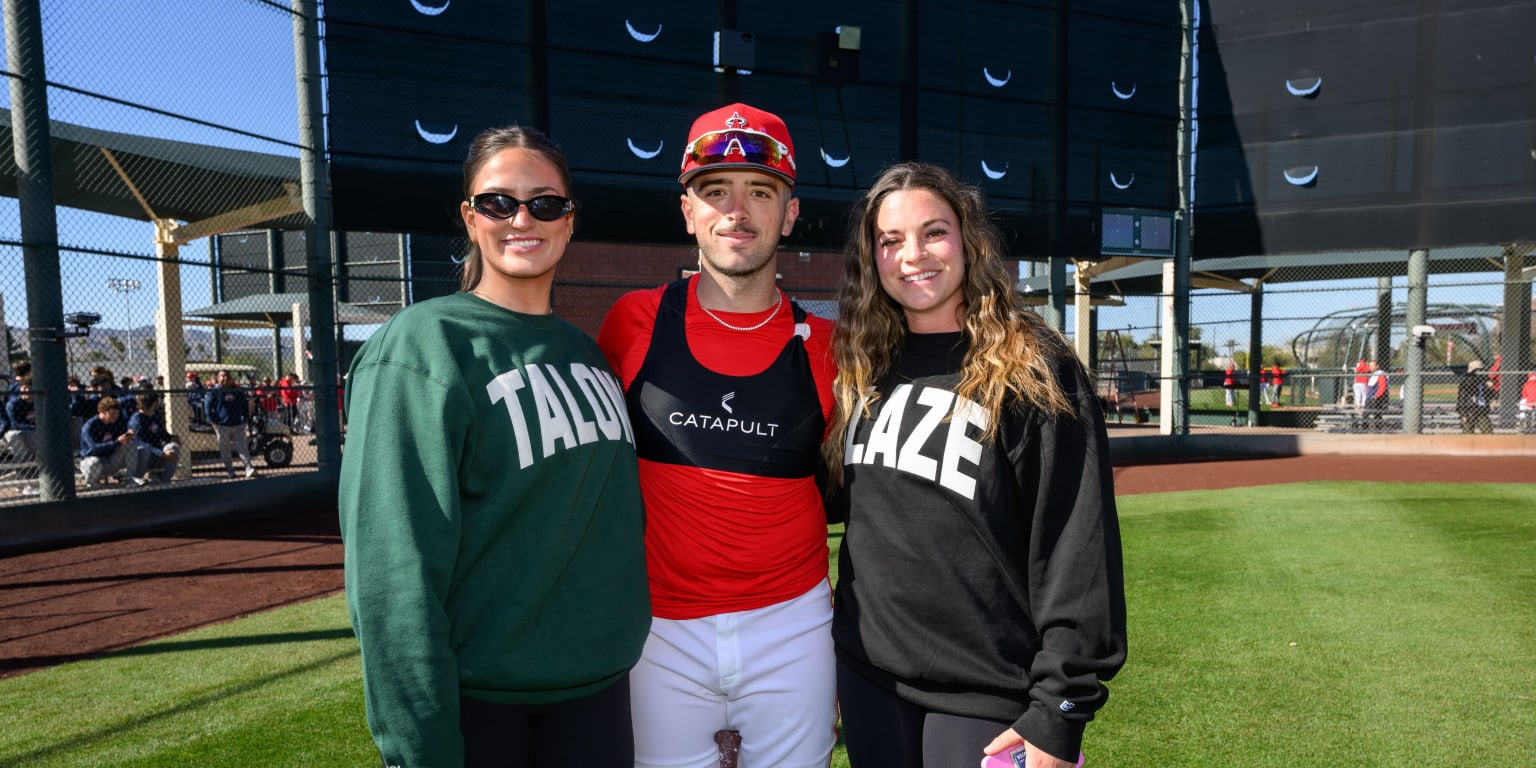 Mike Trout, Zach Neto meet Athletes Unlimited Softball League players