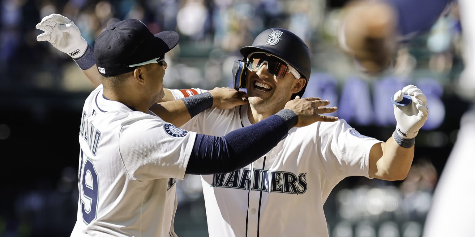 Josh Naylor exits with shoulder soreness in Mariners' walk-off win