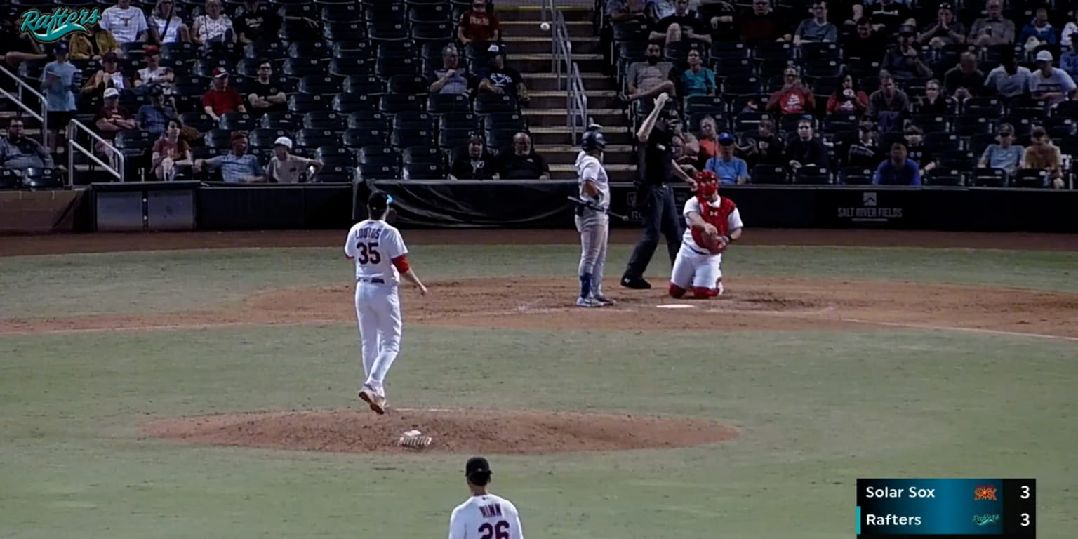 Miren a Jasson Domínguez acudir al sistema de revisión de bola-strike ABS