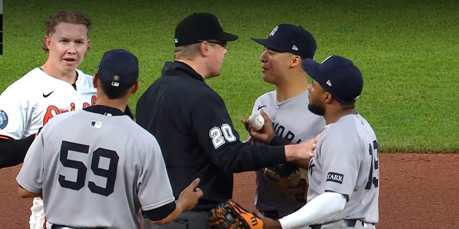Yankees, Orioles benches clear after collision at second
