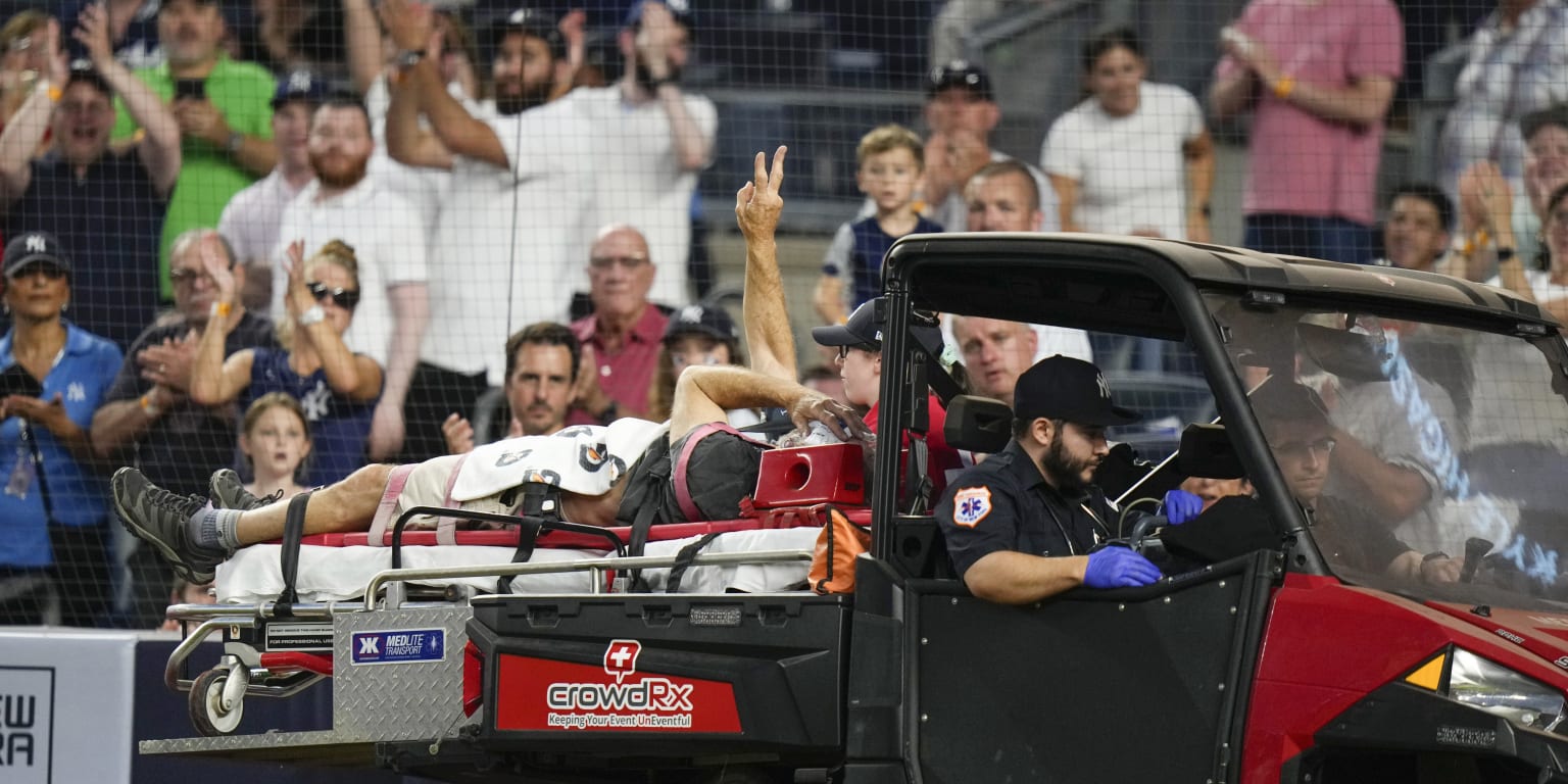 Cameraman hit by ball in Orioles-Yankees game