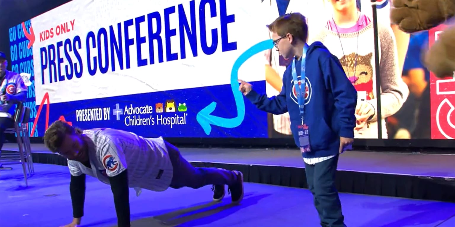 Patrick Wisdom challenges kid to push-up contest at Cubs Convention