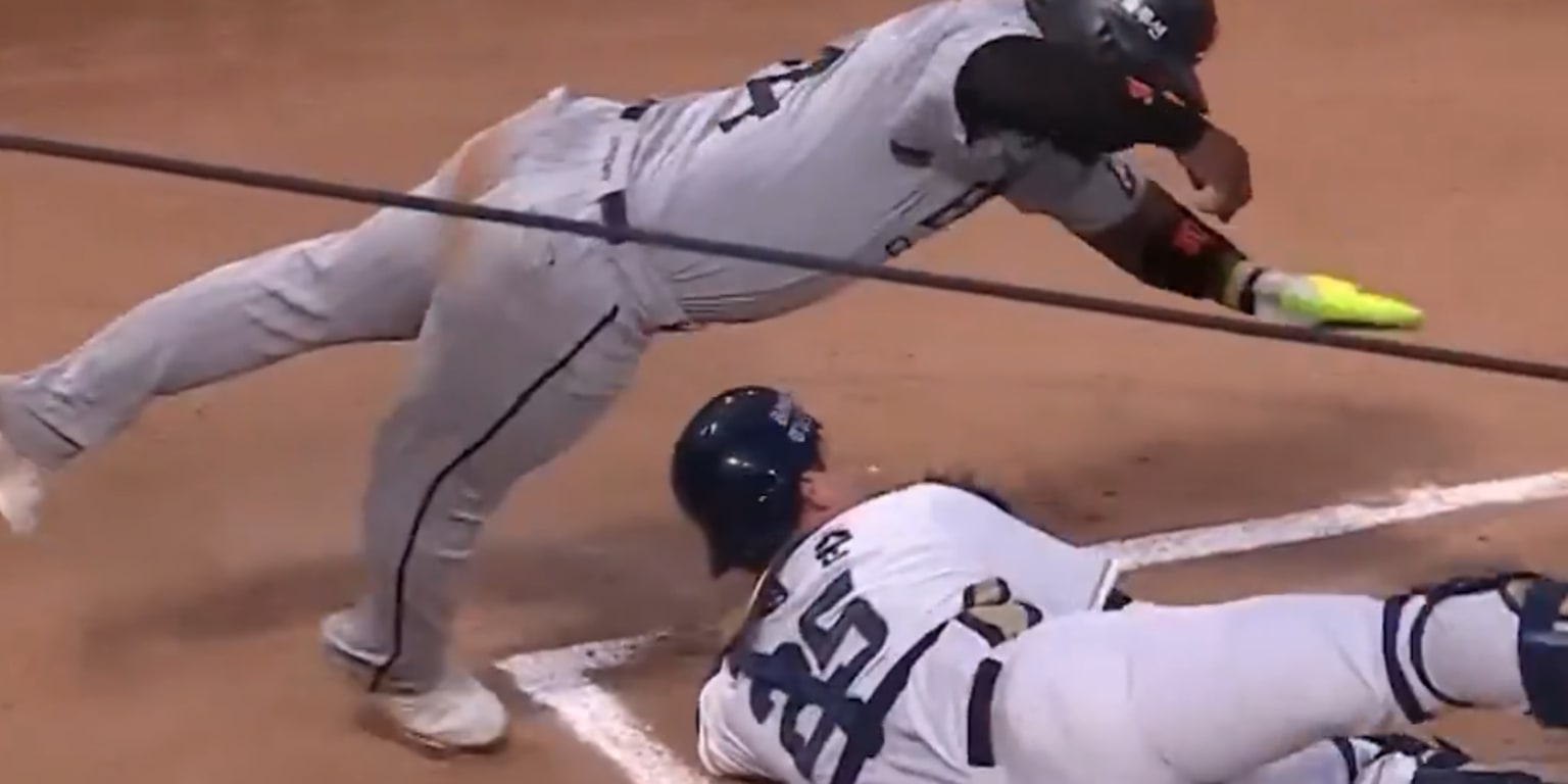 Incredible deke slide at home plate in KBO game