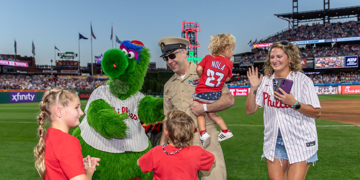 Phanatic helps U.S. Navy Chief make surprise military homecoming ...