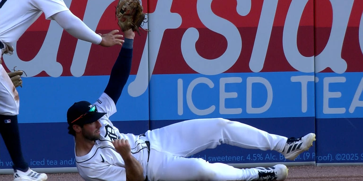 Tigers' Matt Vierling makes a juggling catch in center field