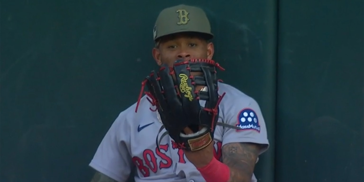 Drake Baldwin homers off Ceddanne Rafaela's glove