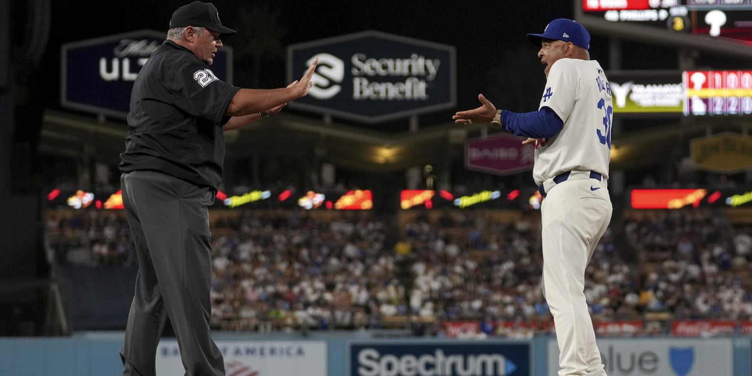 Dave Roberts ejected in Dodgers' loss to Phillies