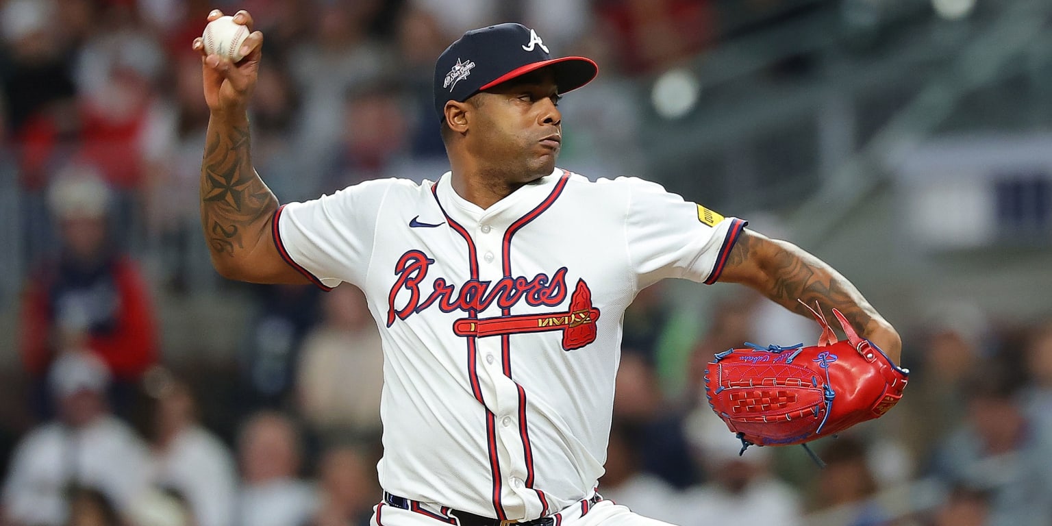 Raisel Iglesias seguirá en los Bravos tras firmar para el 2026