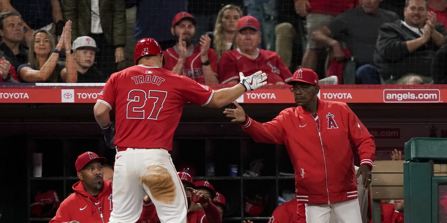 Angels snap four-game skid in wild win over Phillies