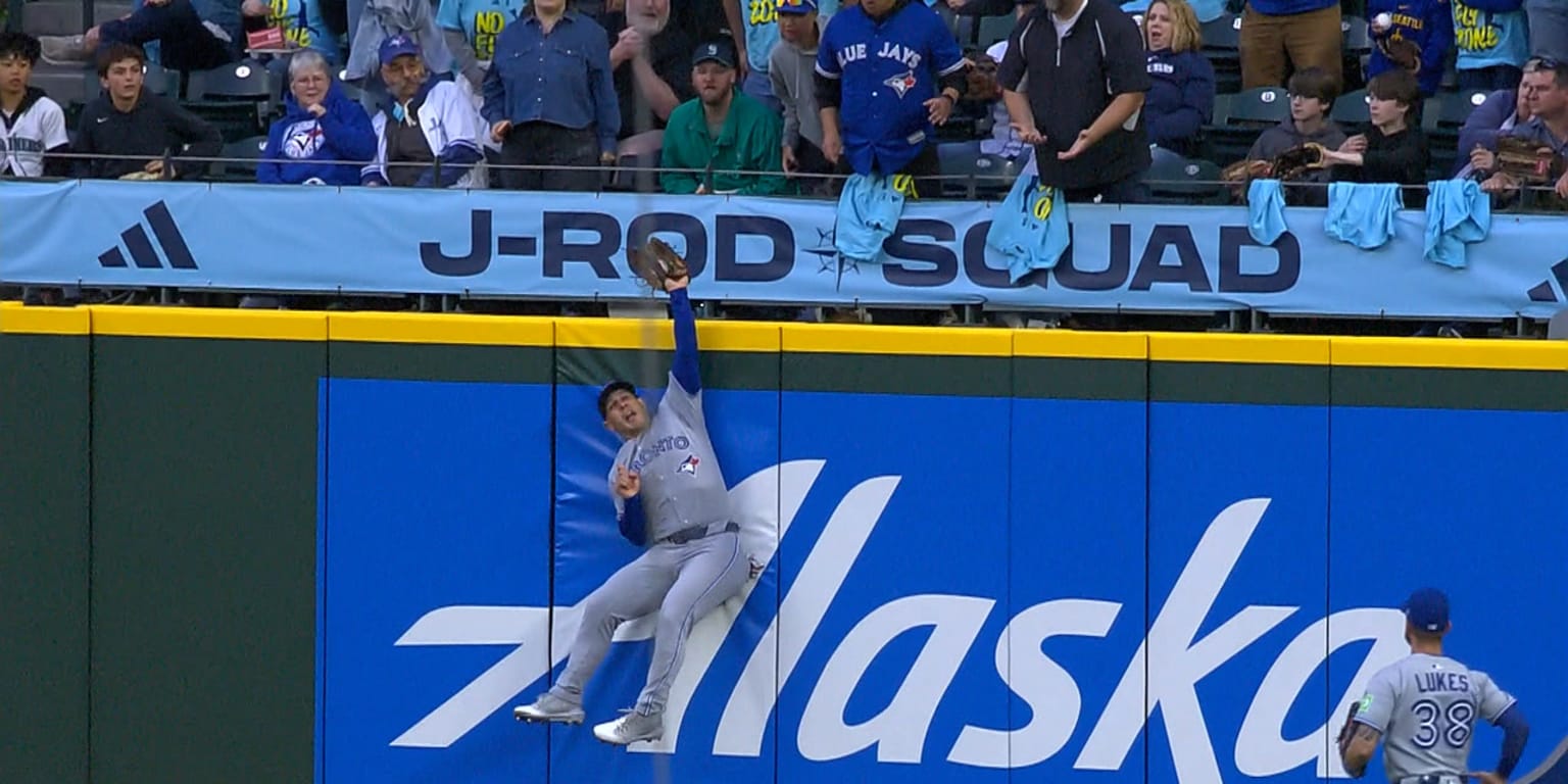Daulton Varsho robs home run against Mariners