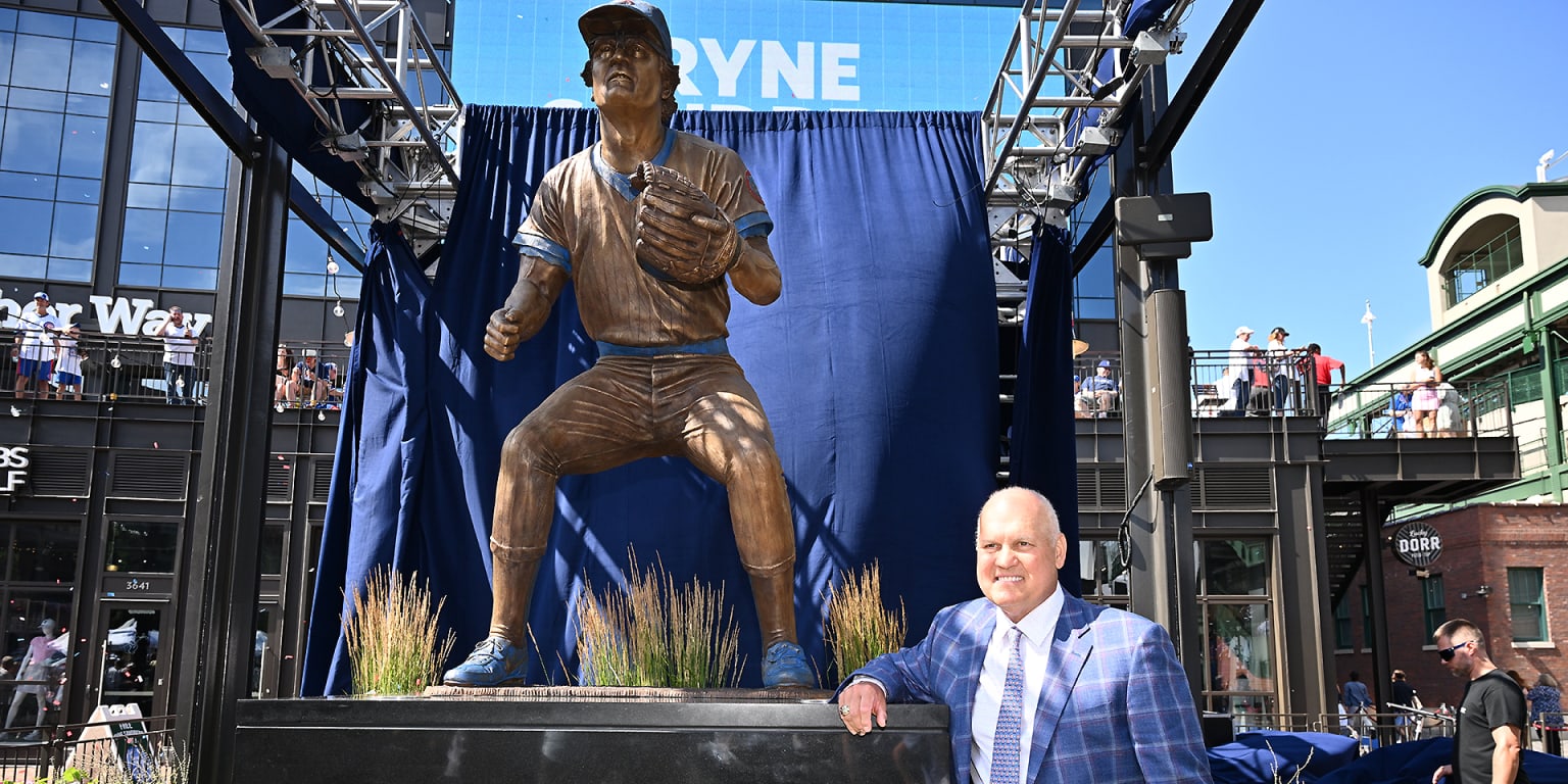 Ryne Sandberg's statue unveiled in ceremony at Wrigley Field