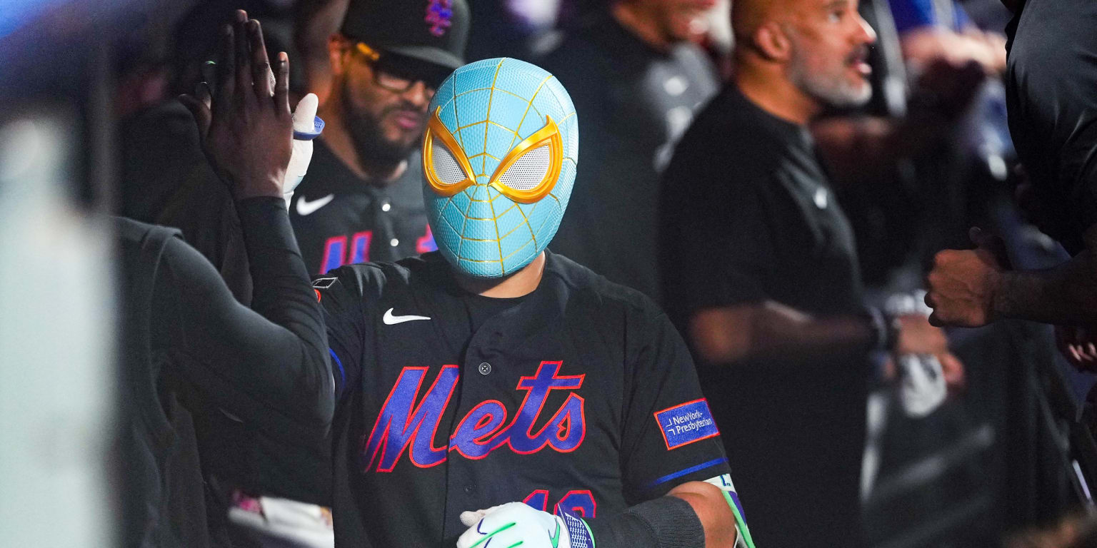 Bo Bichette dons Spider-Man mask after home run