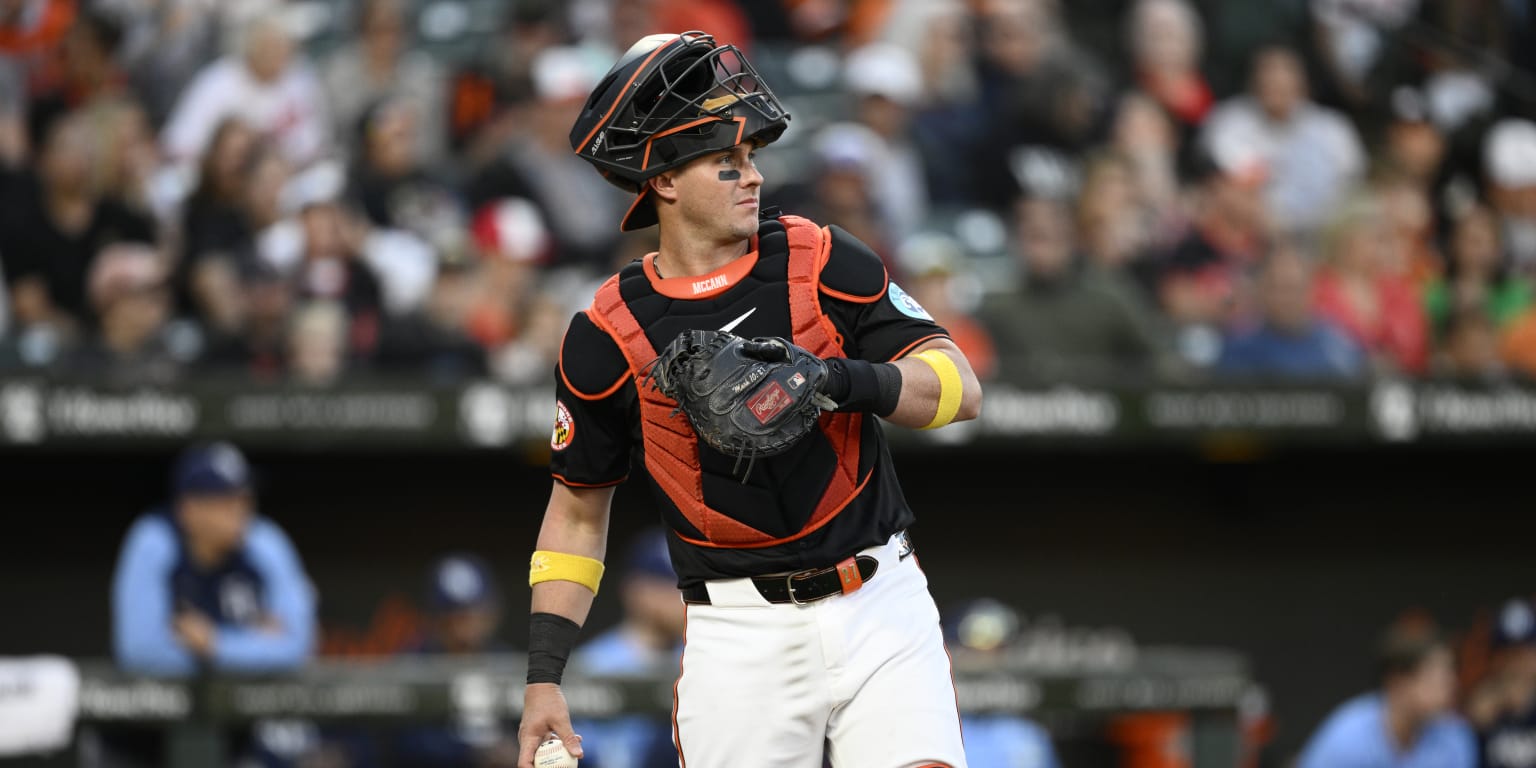 James McCann signs with D-backs