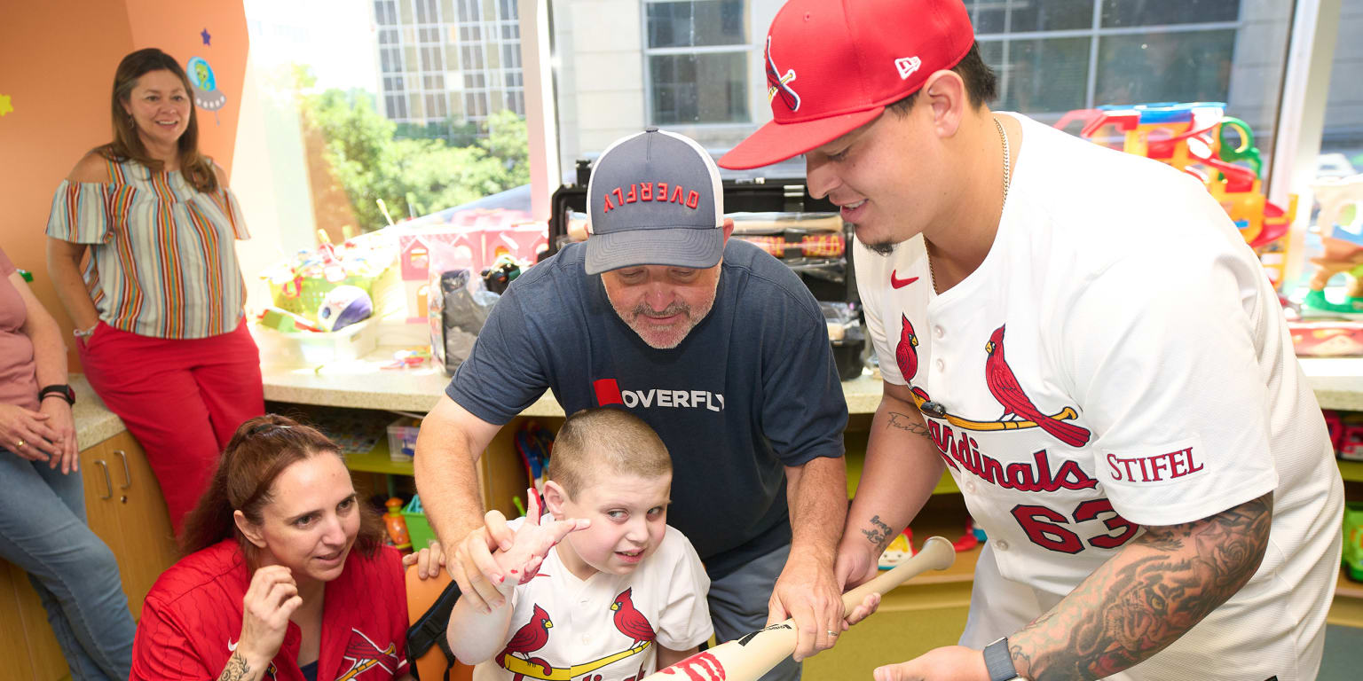 Yohel Pozo realiza visita especial al Mercy Hospital