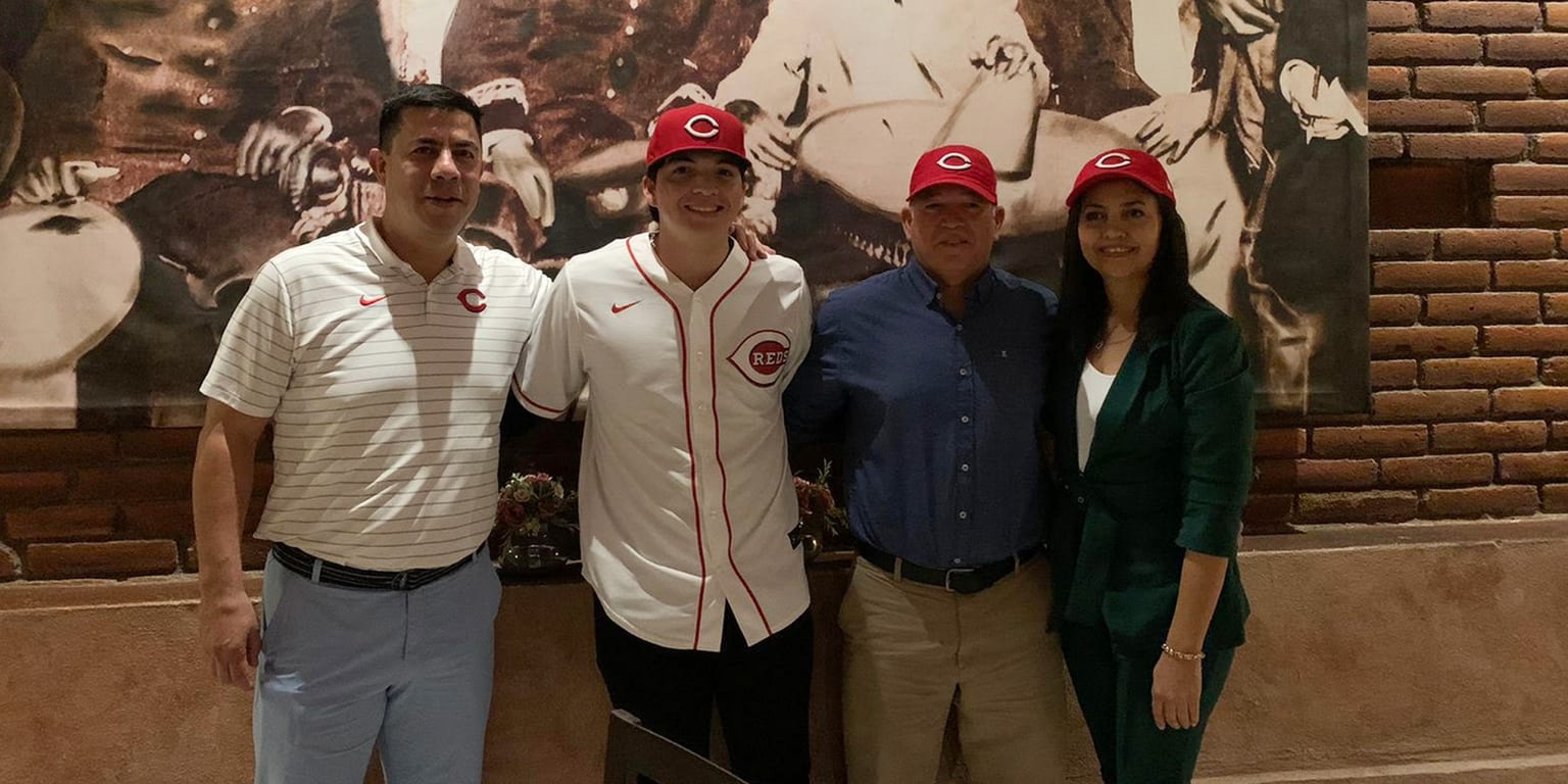 Reds sign Ichiro Cano Hernandez