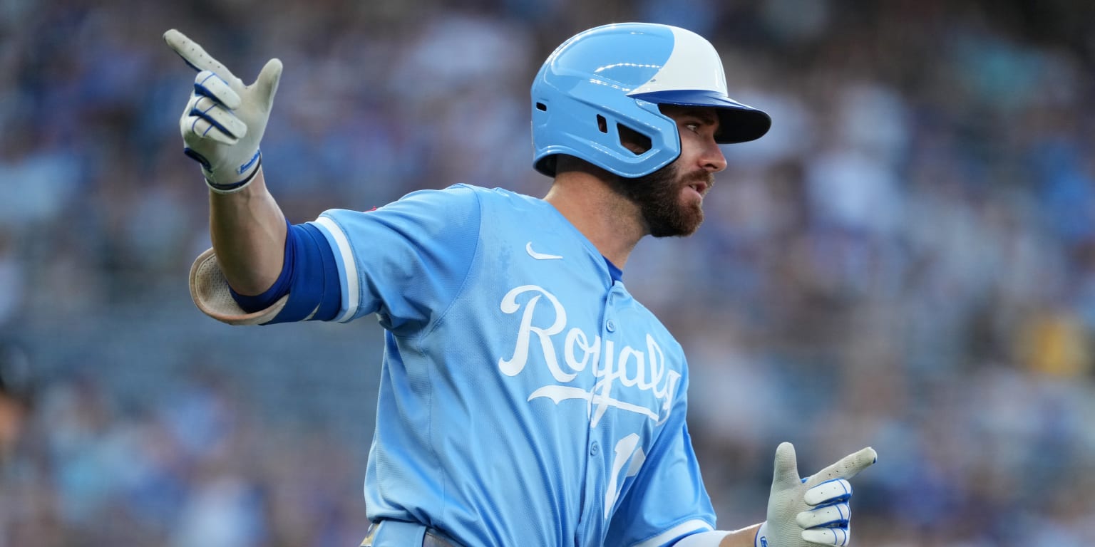 Vinnie Pasquantino exits with illness in Royals-White Sox game