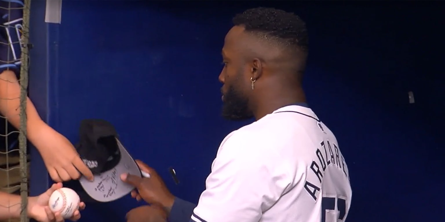 Randy Arozarena conecta su primer HR… y después regala autógrafos