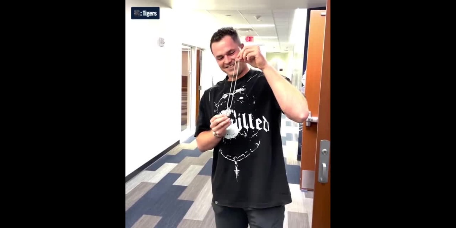 Max Clark gifts Tarik Skubal with gold chain