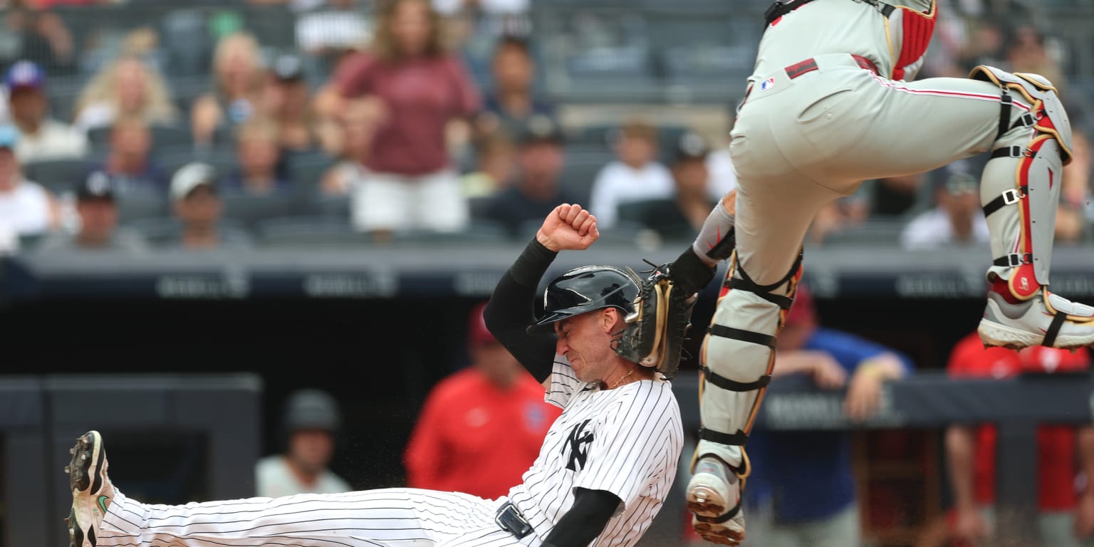 J.T. Realmuto makes acrobatic tag to complete Phillies' double play