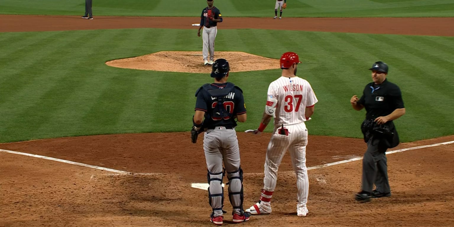 Weston Wilson recorre las bases en un batazo de foul