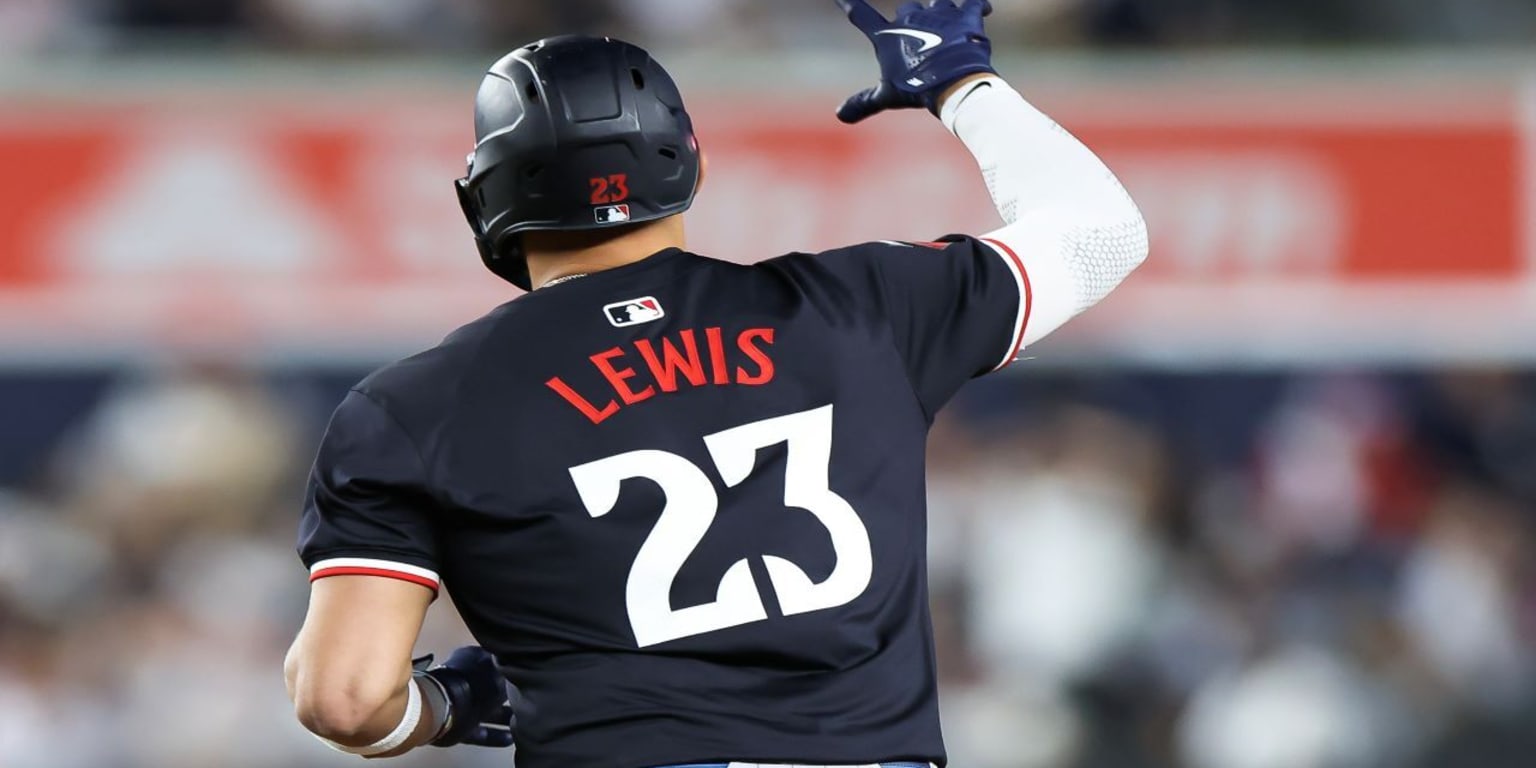 Lewis rindió homenaje a Jeter imitando la mecánica de bateo del campocorto