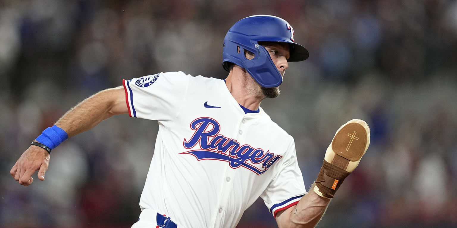 Evan Carter records 3 hits against Astros