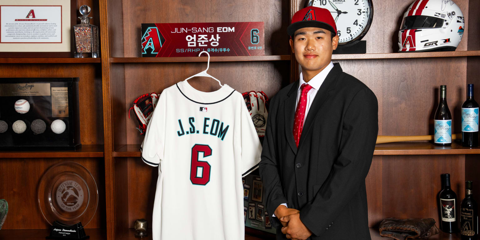 D-backs sign Jun-Sang Eom, two-way player from South Korea