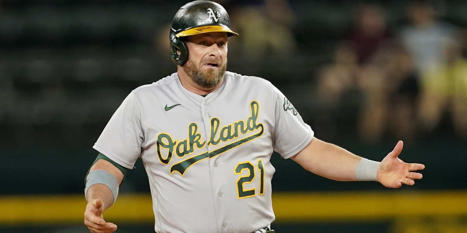 Stephen Vogt caps A's late rally in comeback win vs. Texas