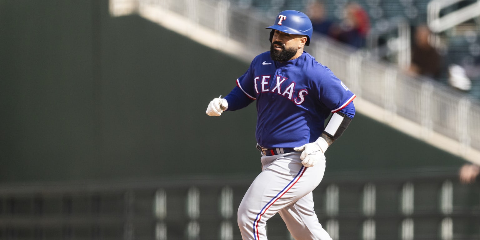 Un día después de ser dejado libre, Sandy León vuelve a los Rangers