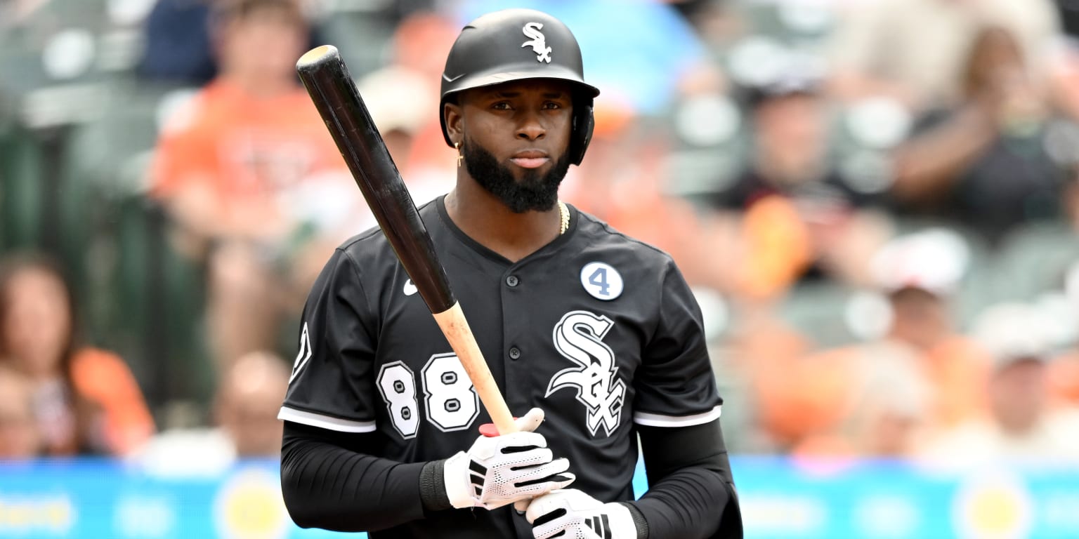 Luis Robert Jr. out of lineup after accident in batting cage