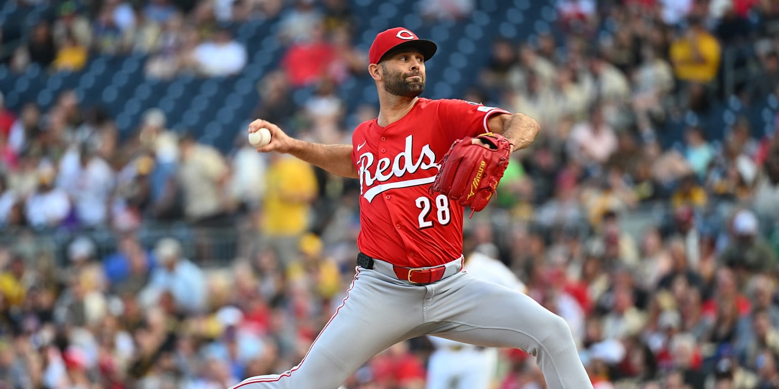 Nick Martinez throws 7 innings, wins in return to Reds rotation